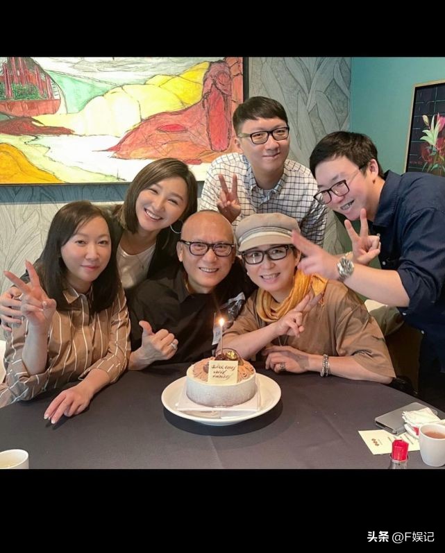 Gao Haining's family posted a family portrait for their father's ...