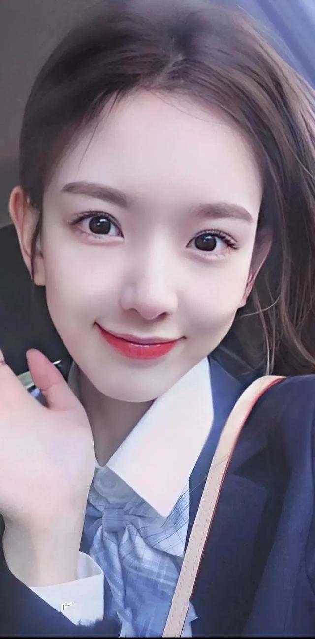 Sun Yining: Charming temperament, amazing appearance - iNEWS