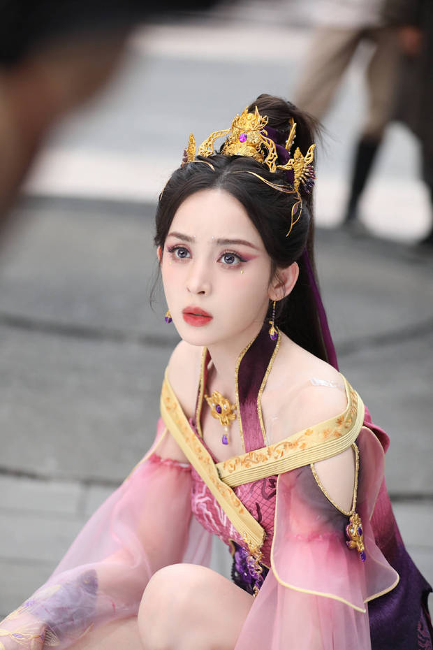 Nazha's purple dress with high ponytail is beautiful and sassy, showing ...