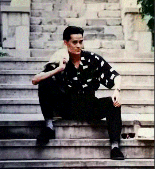 He is the original singer of "Bending Moon". He was as famous as Mao ...