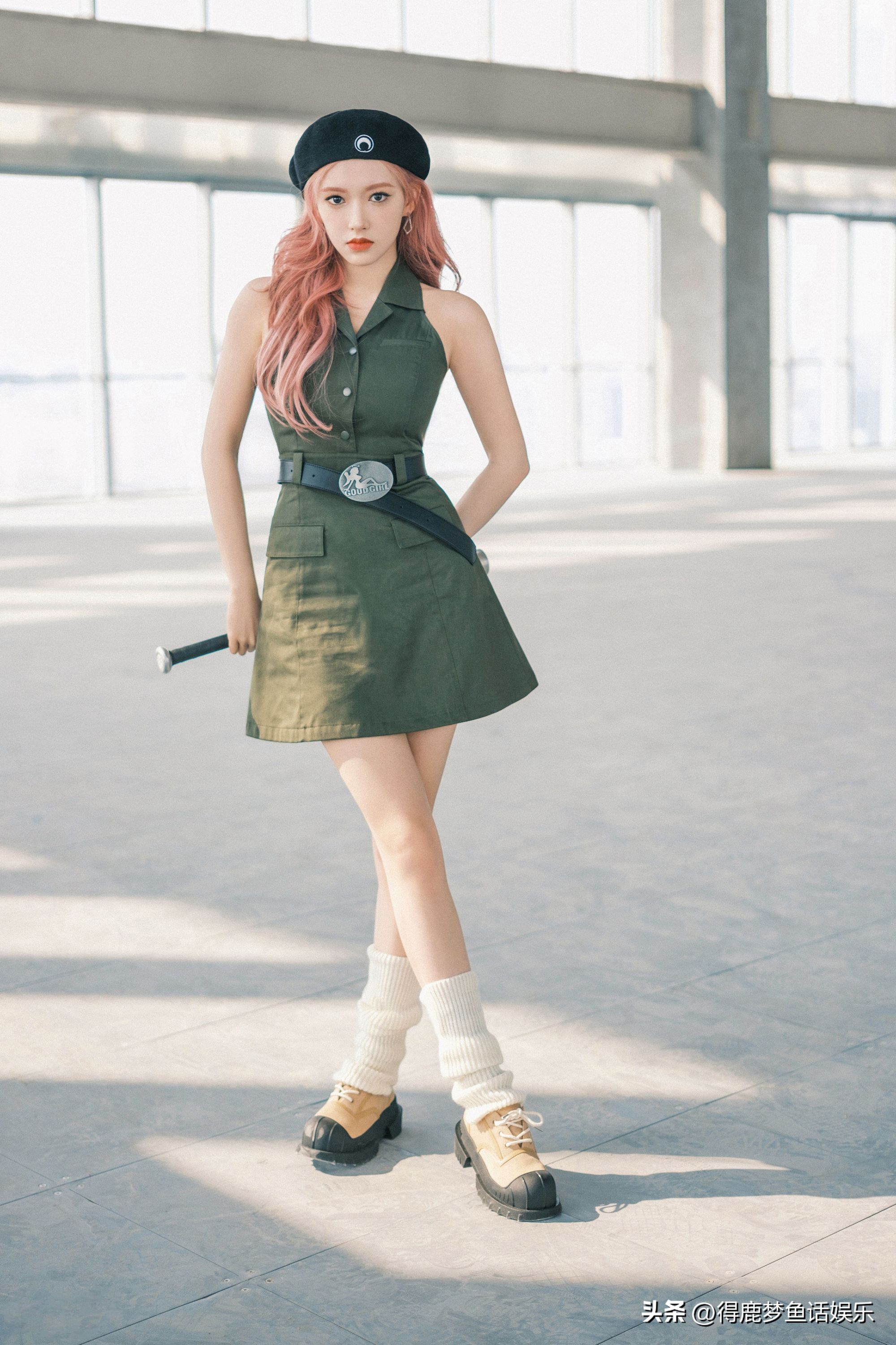 Cheng Xiao pink long-haired beret with green sundress! - iNEWS