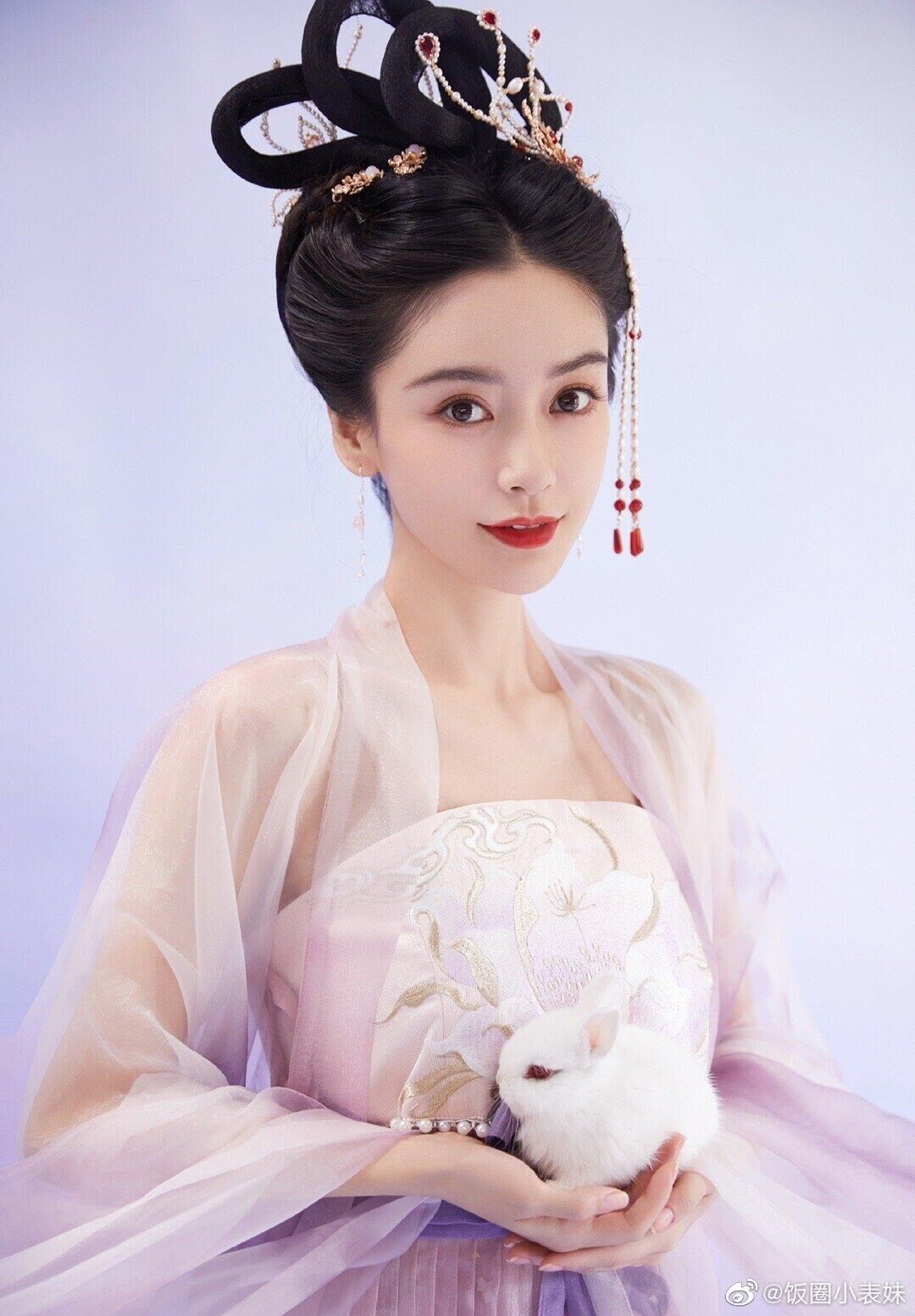 Yang Ying imitated Chang'e in "Hanfu", netizens: I let you imitate, but ...