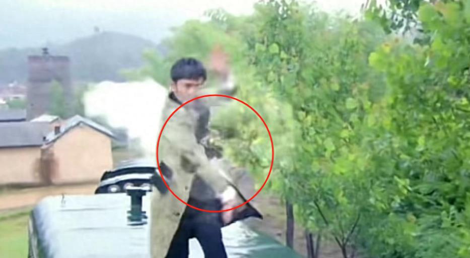 Bathing in the open air, high-cut skirts exposing thighs, these scenes ...