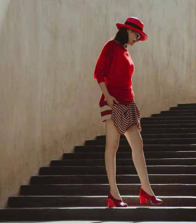 Xu Qing is 50 years old and still has a girlish heart. She wears a ...