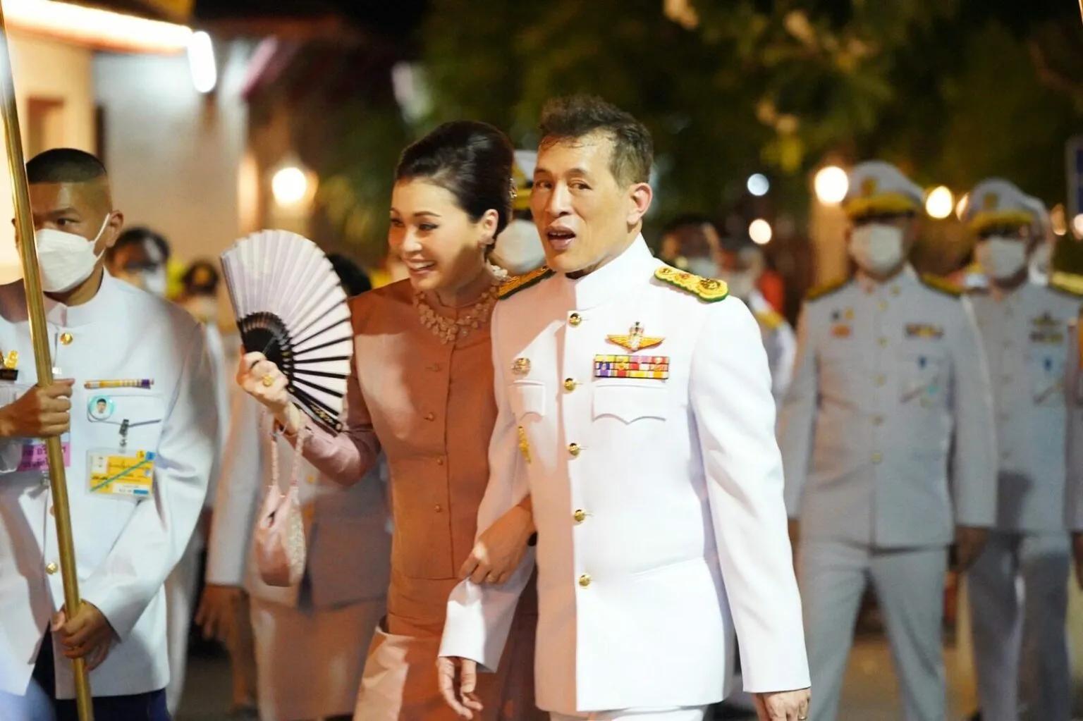 Suthida's new Thai silk dress is so beautiful with a folding fan in ...