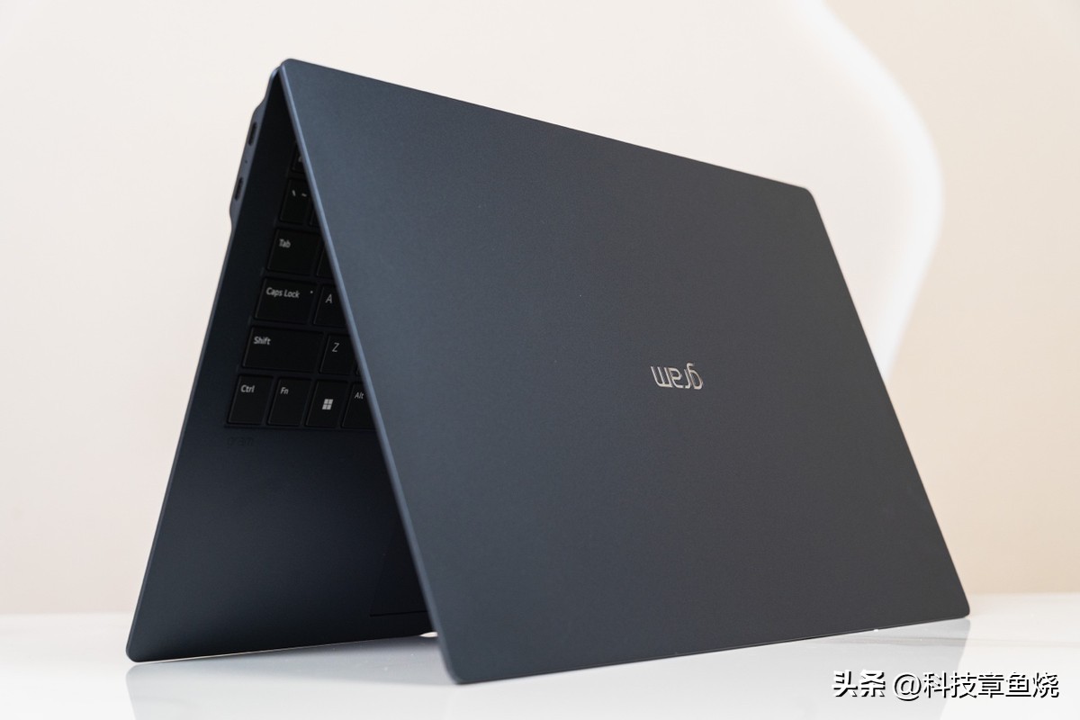 Weighing only 990g, LG gram SuperSlim further reduces the burden of ...