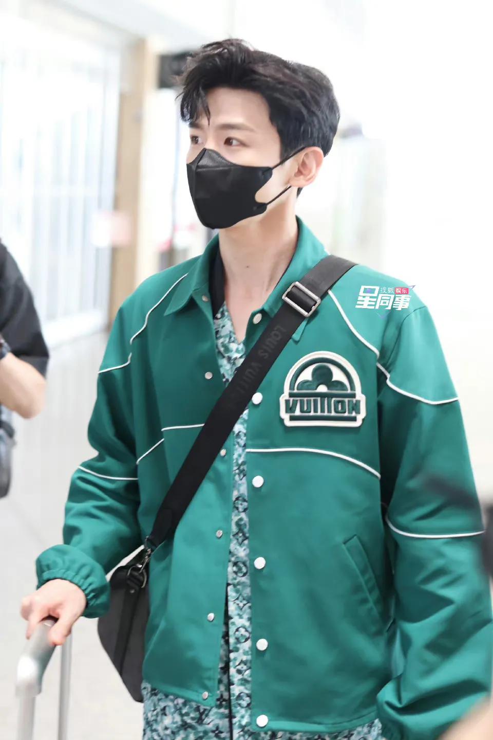 Bai Jingting's latest airport photo looks casual and handsome - iNEWS