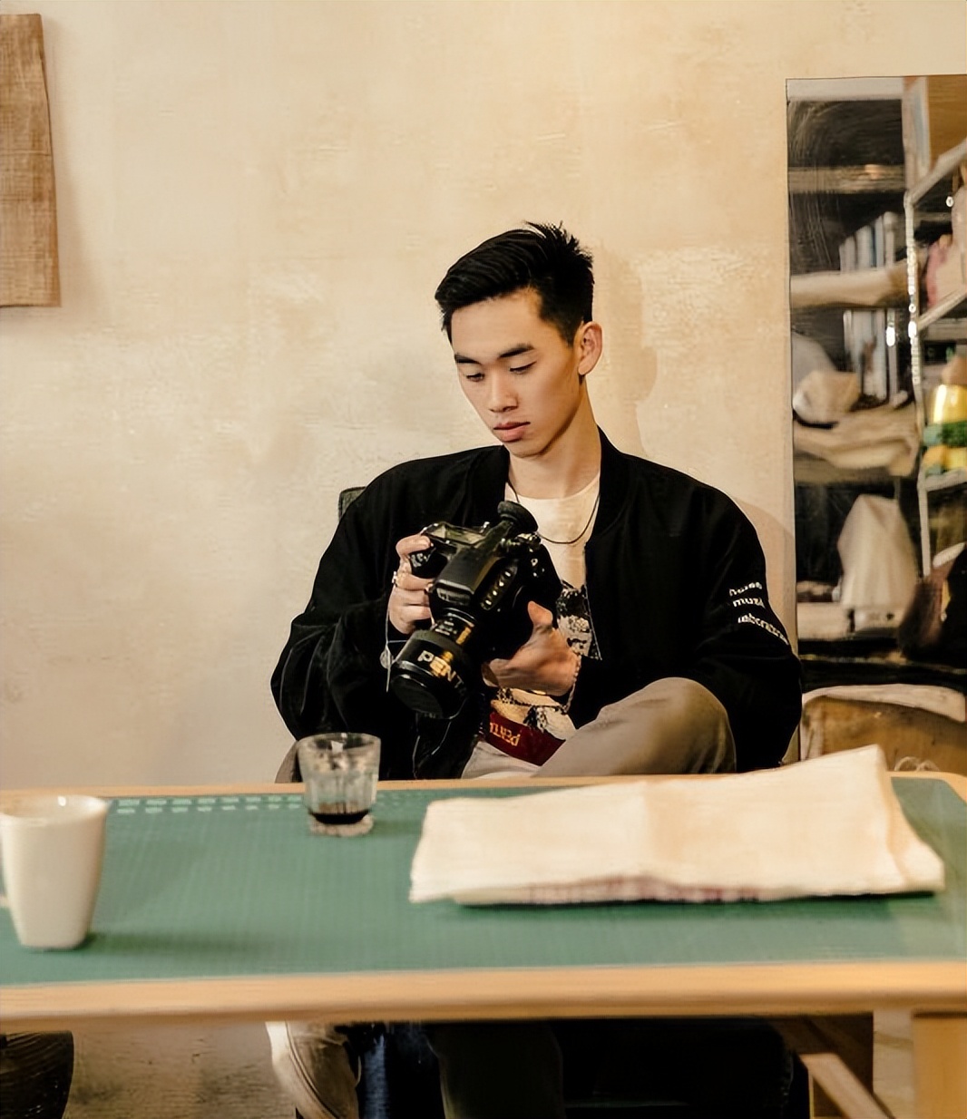 Lin Yilun's wife takes a recent photo of her eldest son - iNEWS