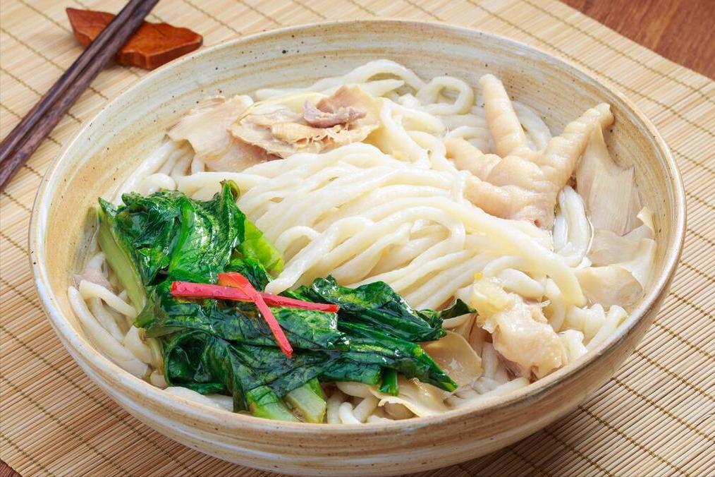 When making hand-rolled noodles, it is best not to mix the noodles with ...