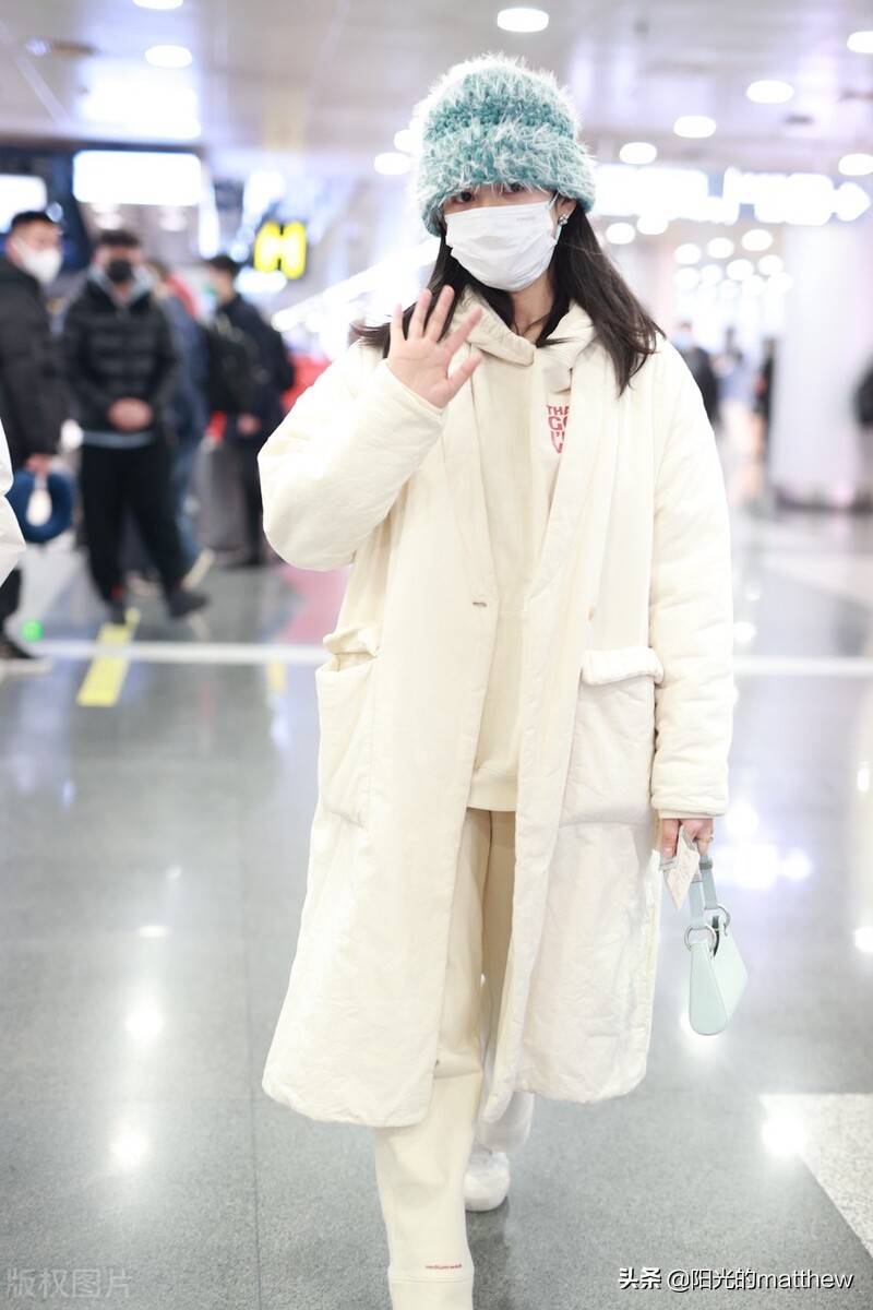 Zhang Jingyi appeared at the airport in a white cardigan coat and ...
