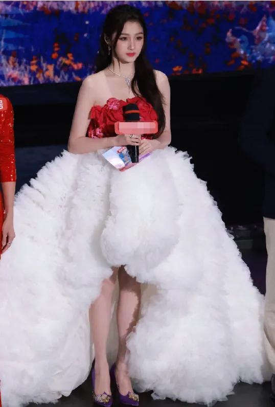 Real shots of the New Year's Eve party: female stars bump into faces ...