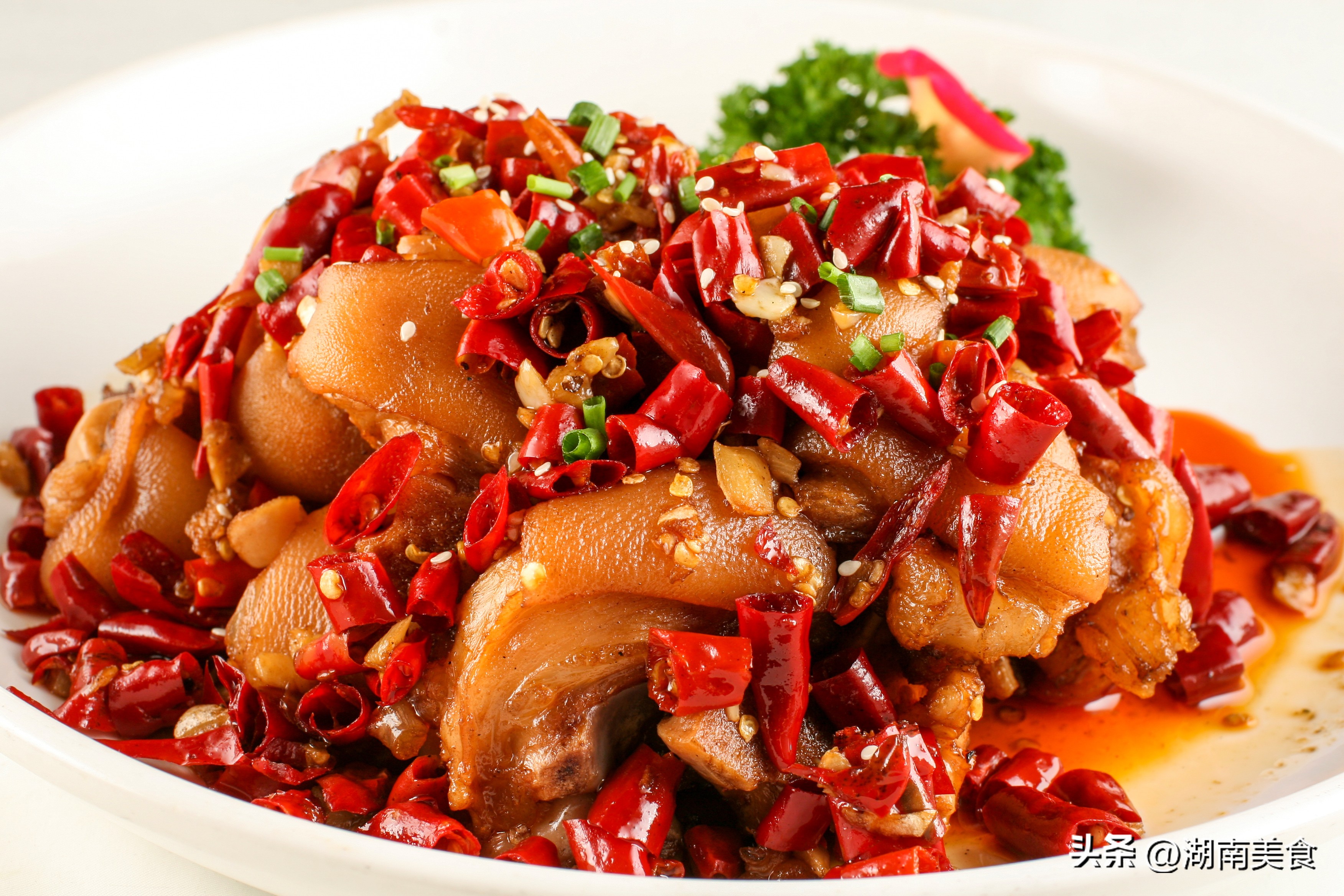 The home-cooked method of spicy pig's trotters, the method is simple ...