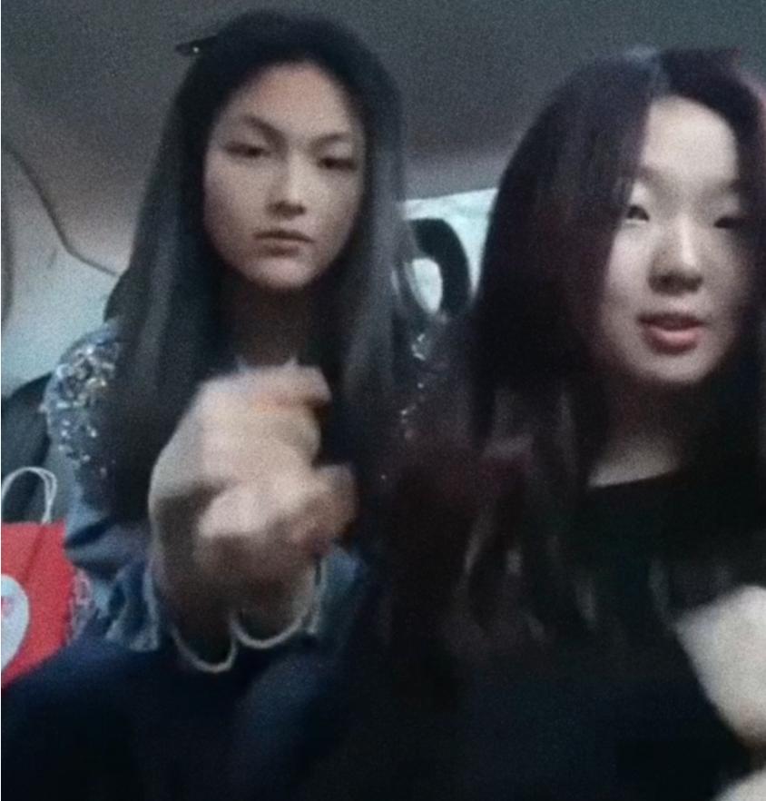 Wang Shiling and her best friend danced in a luxury car, and the photo ...