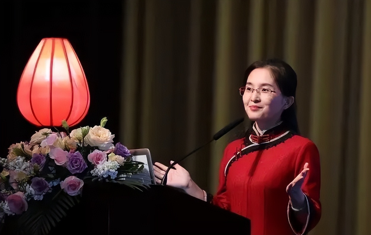 Hu Hongmei, the most beautiful principal of "Goddess of Cheongsam ...