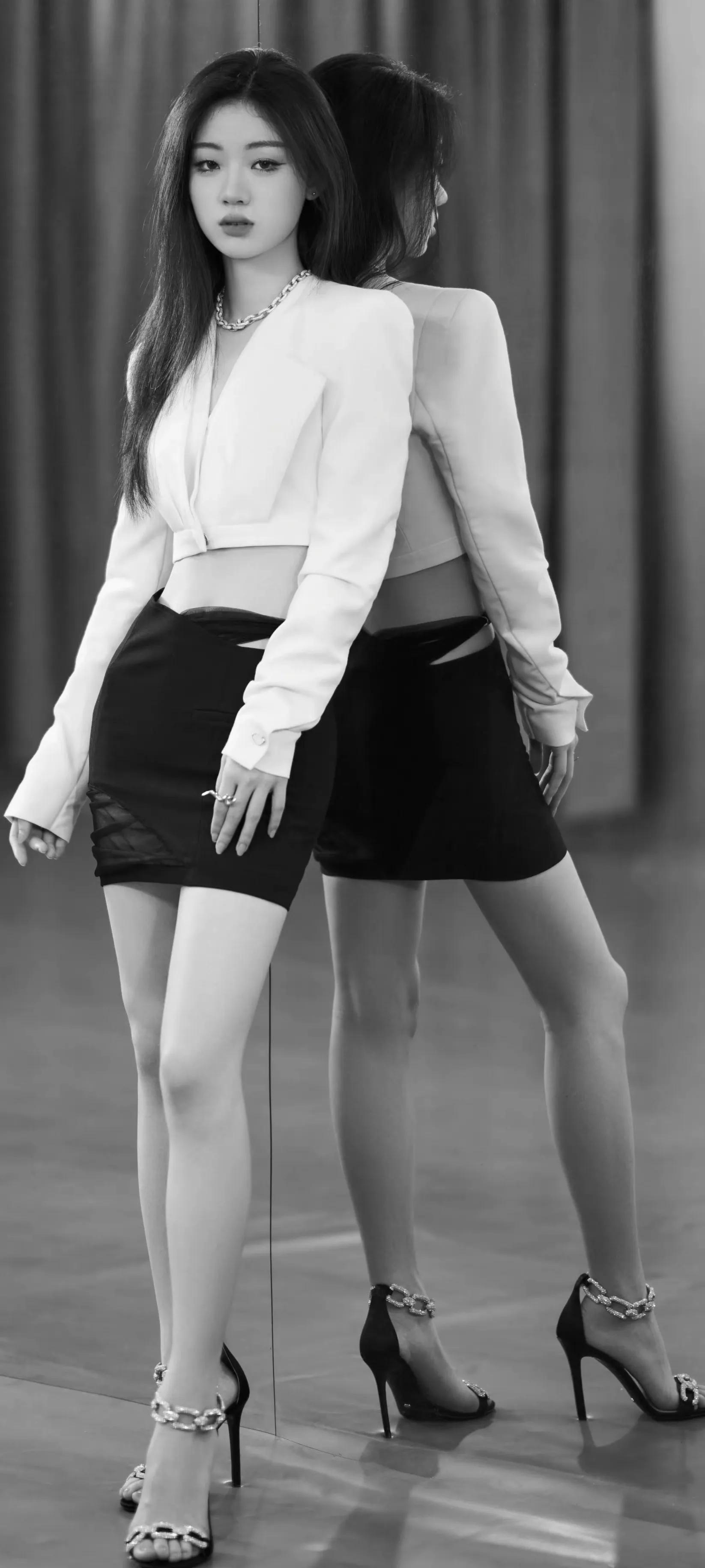 Shan Yichun!Beautiful high heels and long legs (photo gallery) - iNEWS