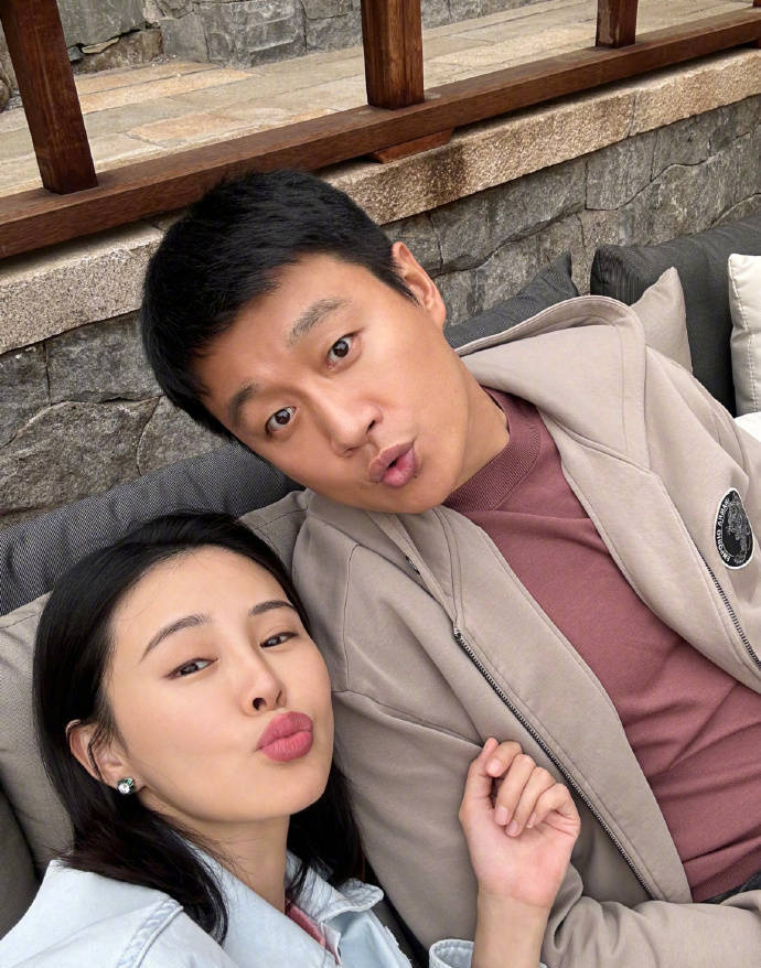 Tong Dawei and Guan Yue are still in love after 15 years of marriage, and they take a group ...