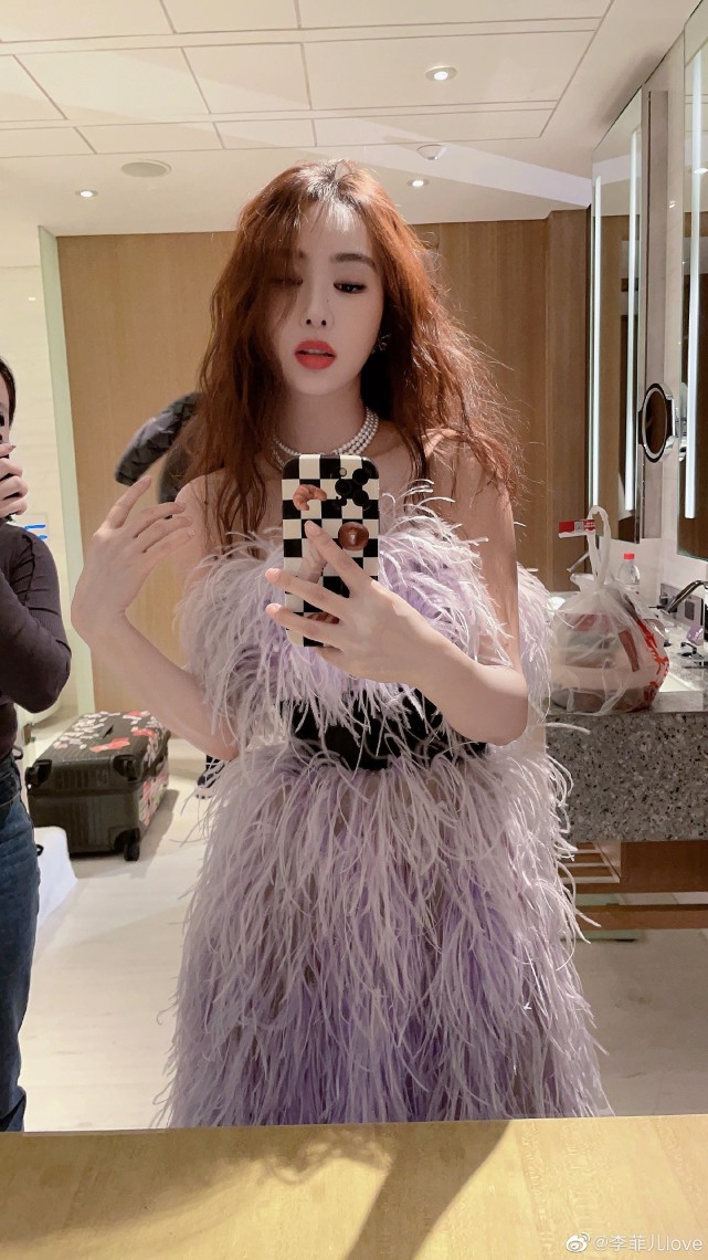 Not affected by Huang Xiaoming's baby's divorce, Li Fei'er took photos ...