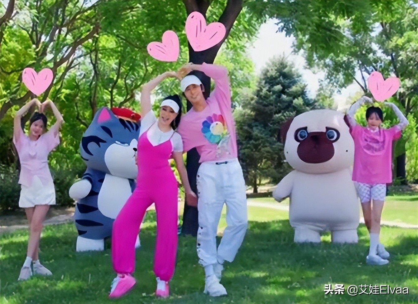 Zhong Liti's family of four danced "Love You", wearing jumpsuits to ...