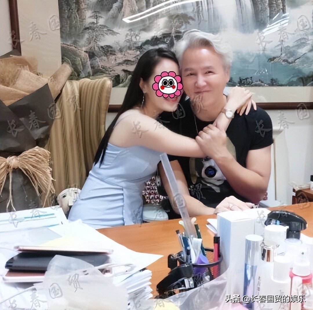 Zhang Ting's husband took a group photo with the long-haired woman ...