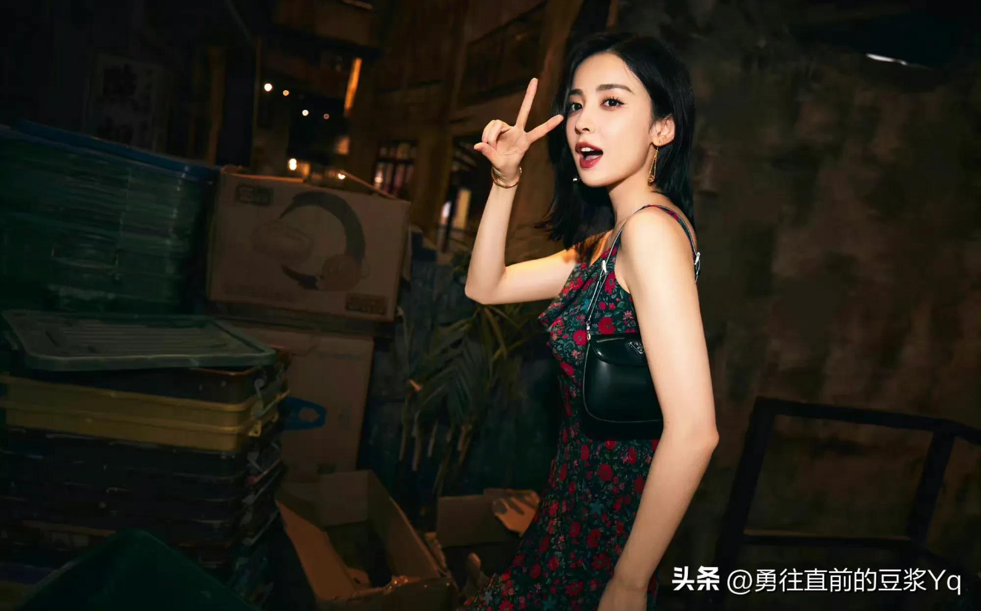 Gu Lina wears a floral suspender, showing a good figure - iNEWS