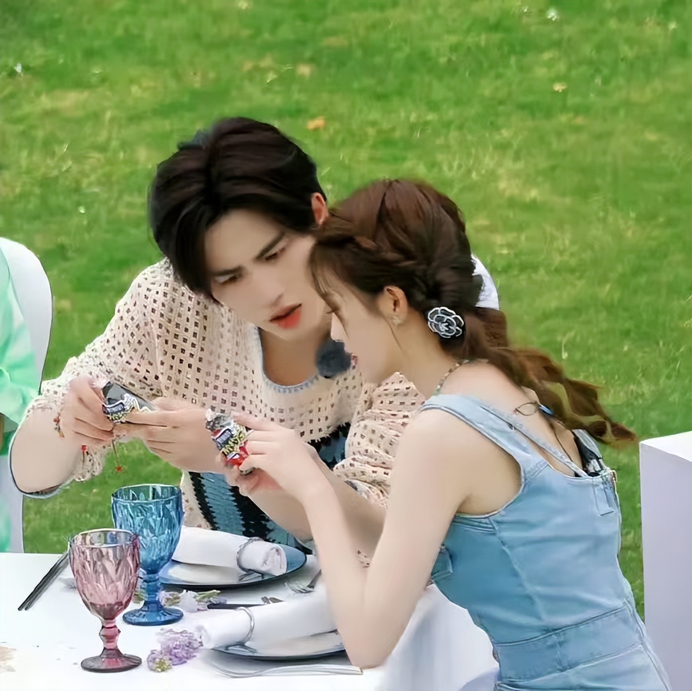 Bailu Zhang Linghe's filming of the group shows the feeling of being in love, and the feeling of ...