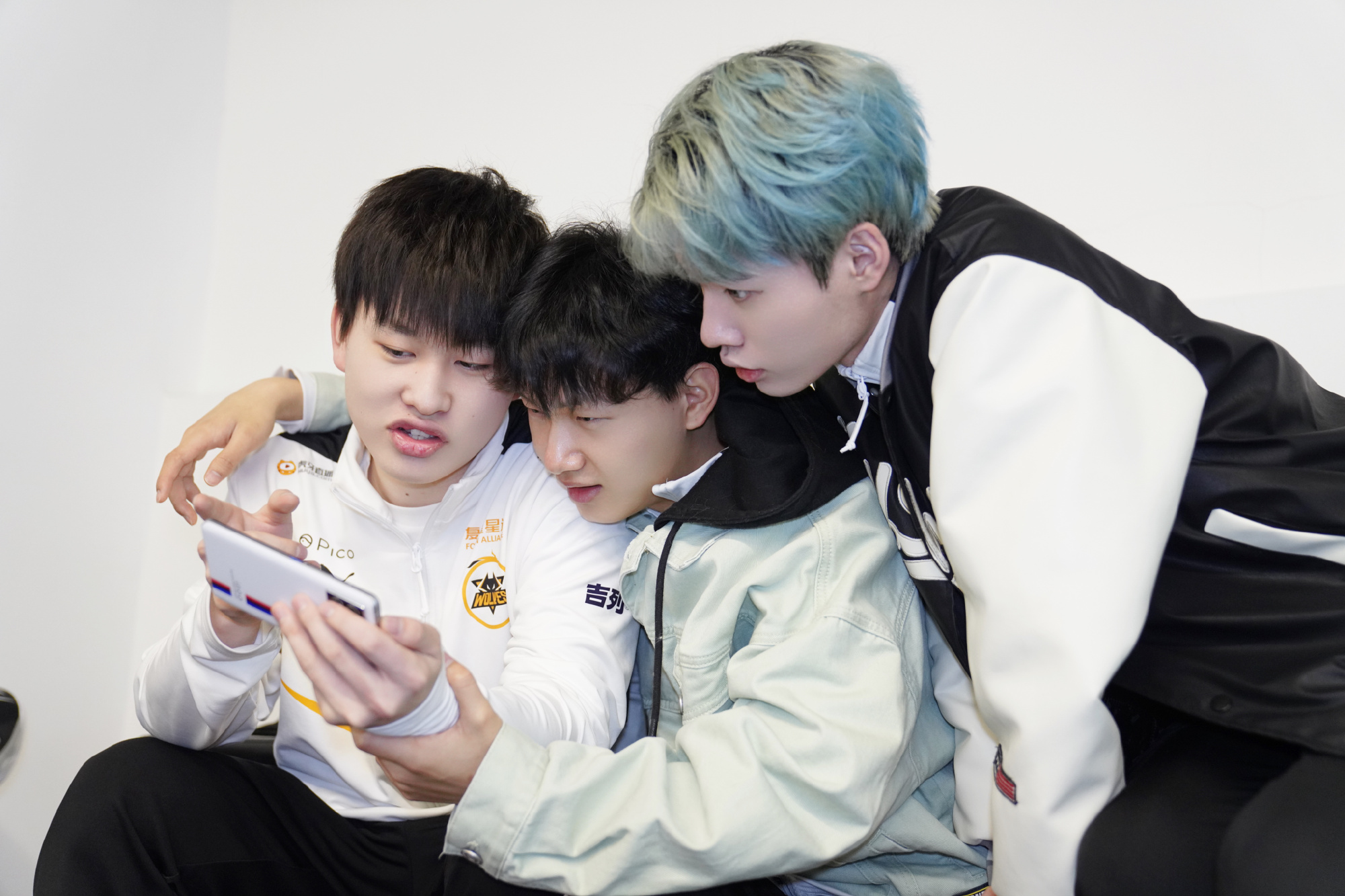 Wolves 4-0XYG, Fengjun BP was possessed by Li Luo, Wolf Star once again ...