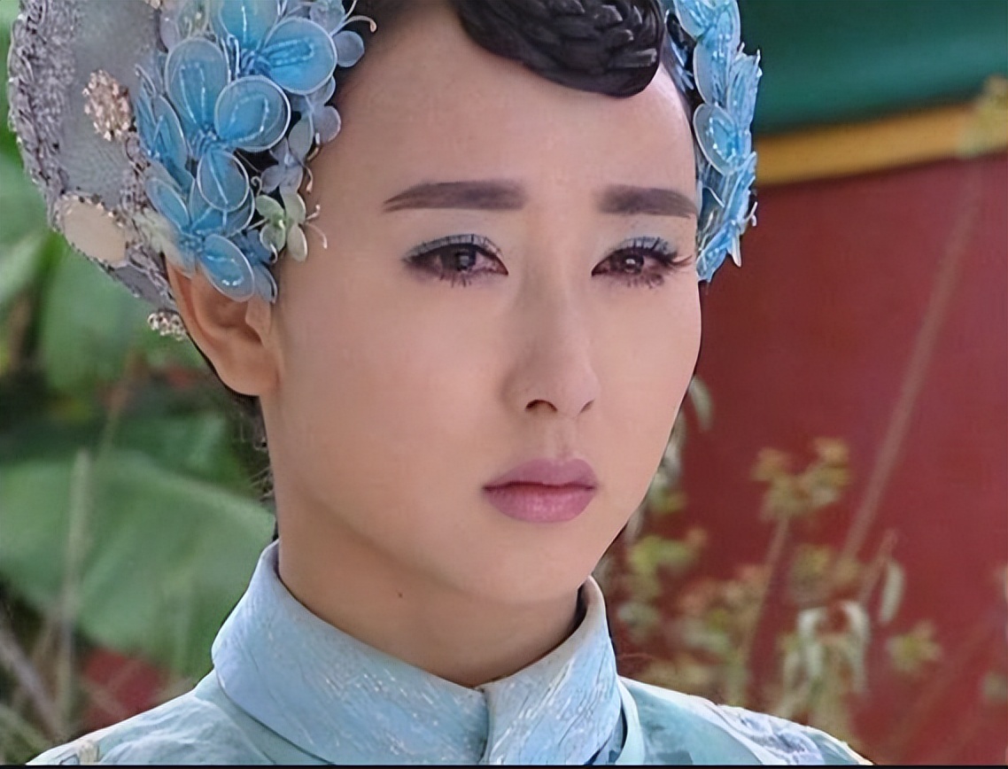 The figure is really "material"! 45-year-old Hu Jing is so beautiful and full of femininity ...