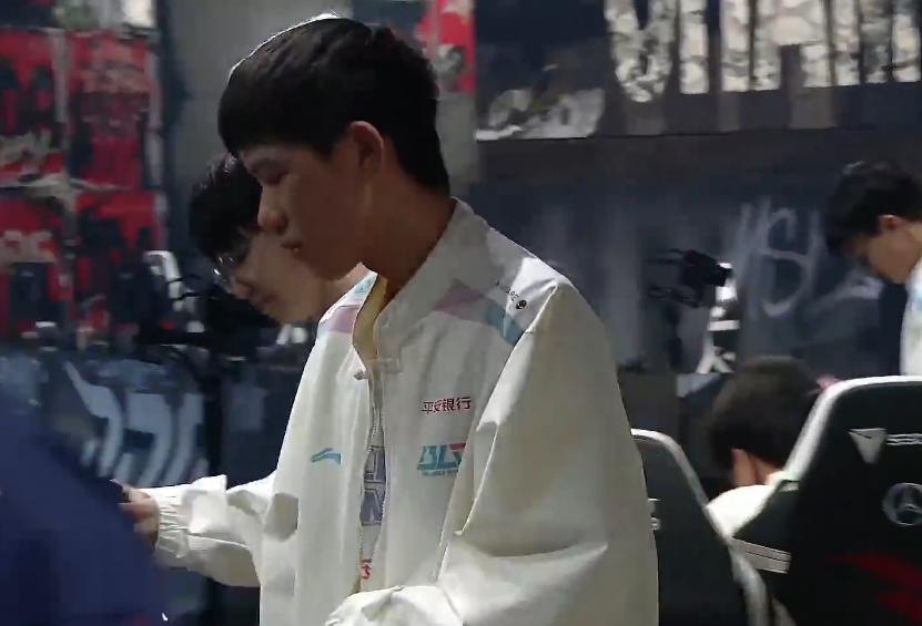 JDG defeated BLG and won the cup successfully! On and Xun held back ...