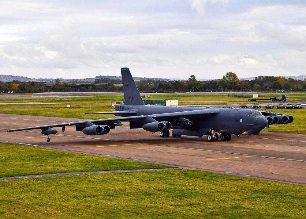 B-52 strategic bomber appeared in the Sea of Japan, can carry tactical ...