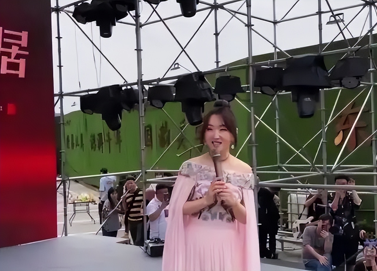 51-year-old Yang Yuying performed at a construction site? The scene was ...