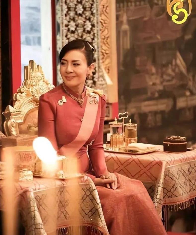 Thailand's stunning princess Sirami: Exiled for eating with dogs - iMedia