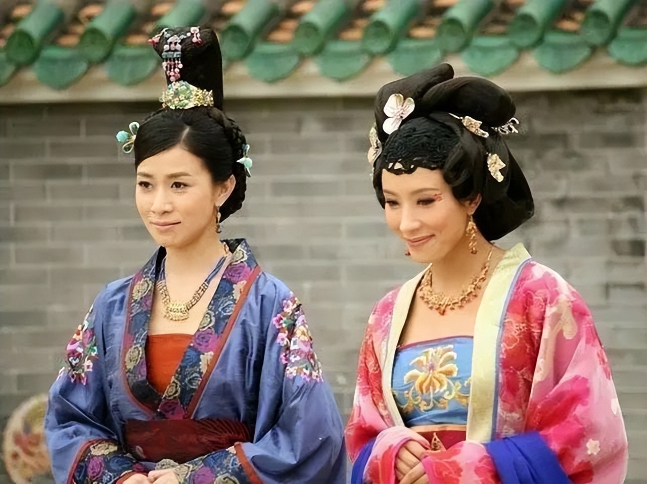 Which of the two heroines in those years was more beautiful? It's ...