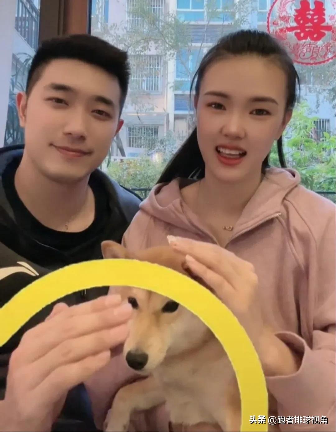 So sweet!Zhang Changning and his wife are back together again, the dog ...