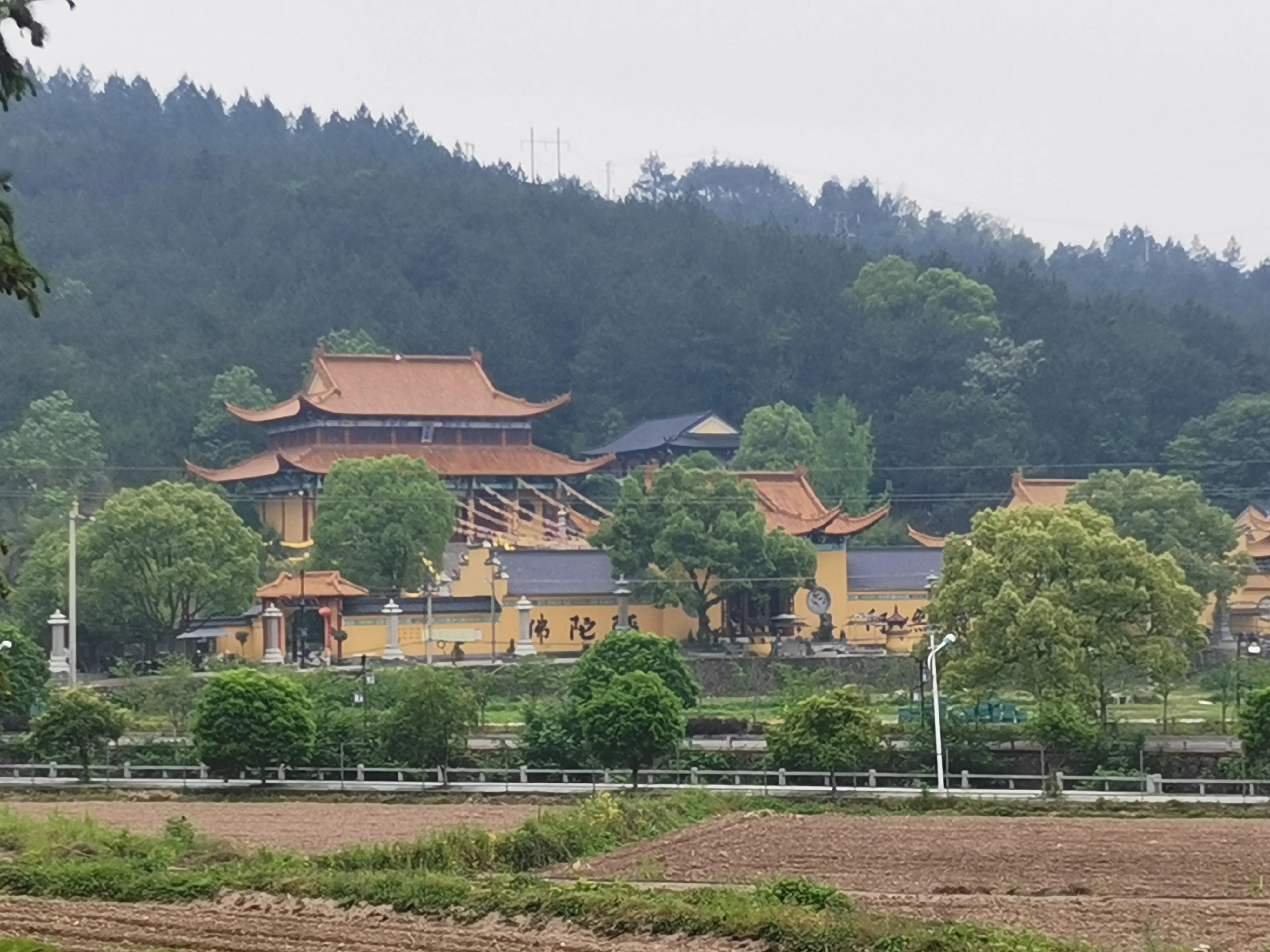 Guang'an Temple in Jiande City, Hangzhou, hidden in the green water and ...