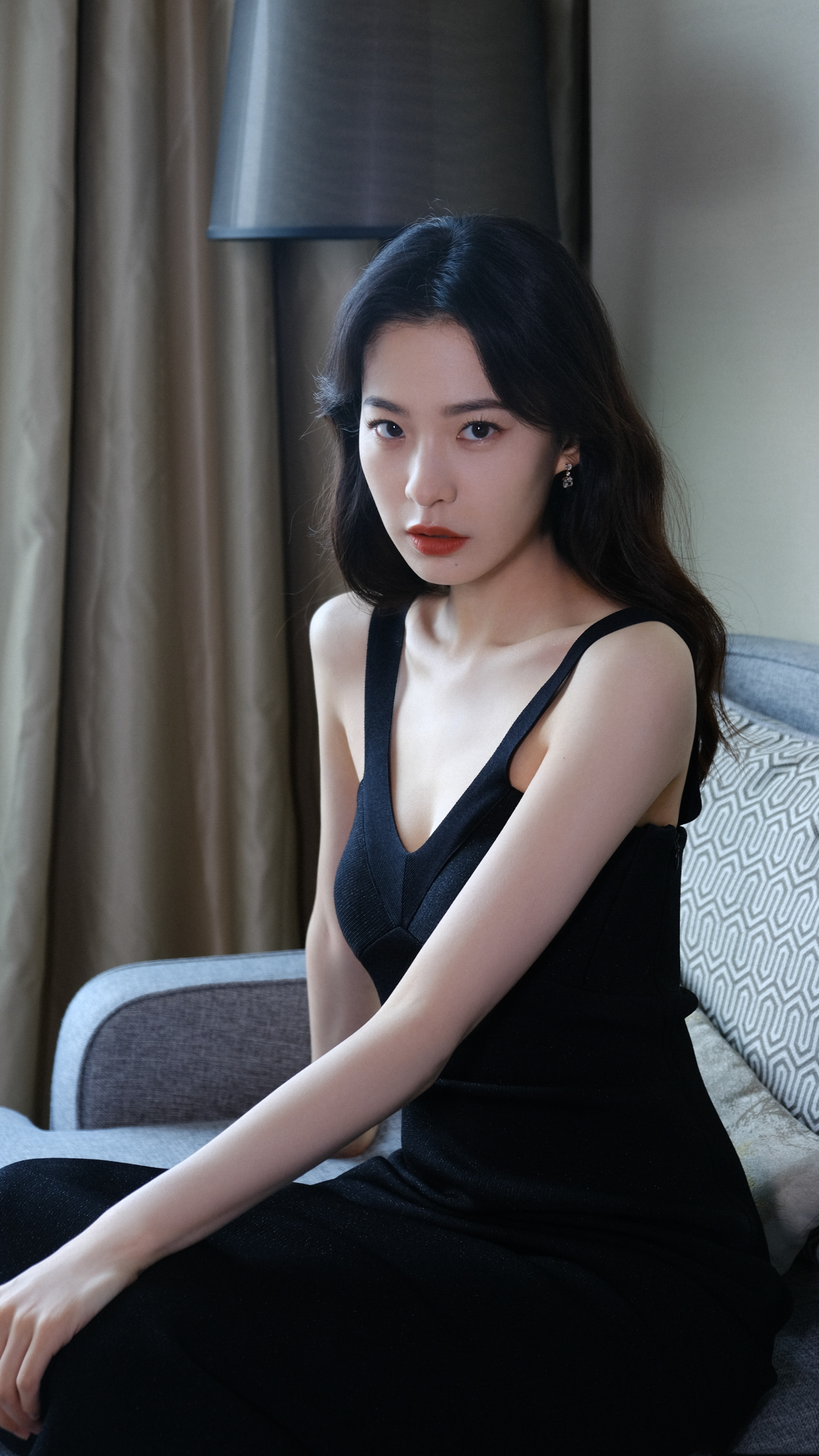 Wang Xuan wearing ST. JOHN black knitted dress - iNEWS