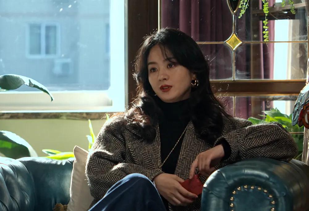 Judging from the character's sitting posture, Zhao Liying has Bi Yao sitting in front of her ...