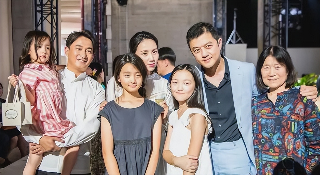 Li Yan goes shopping with her classmates, she is slender and looks like ...