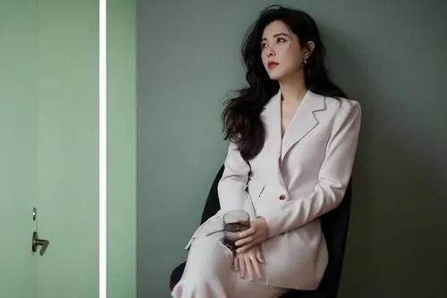 The appearance of Zeng Li lying on the rocky beach in black is really ...