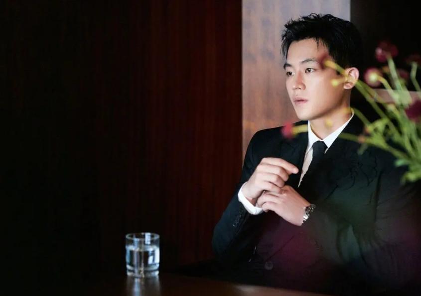 Ou Hao: At the age of 21, Haiqing knelt down and confessed. He ...