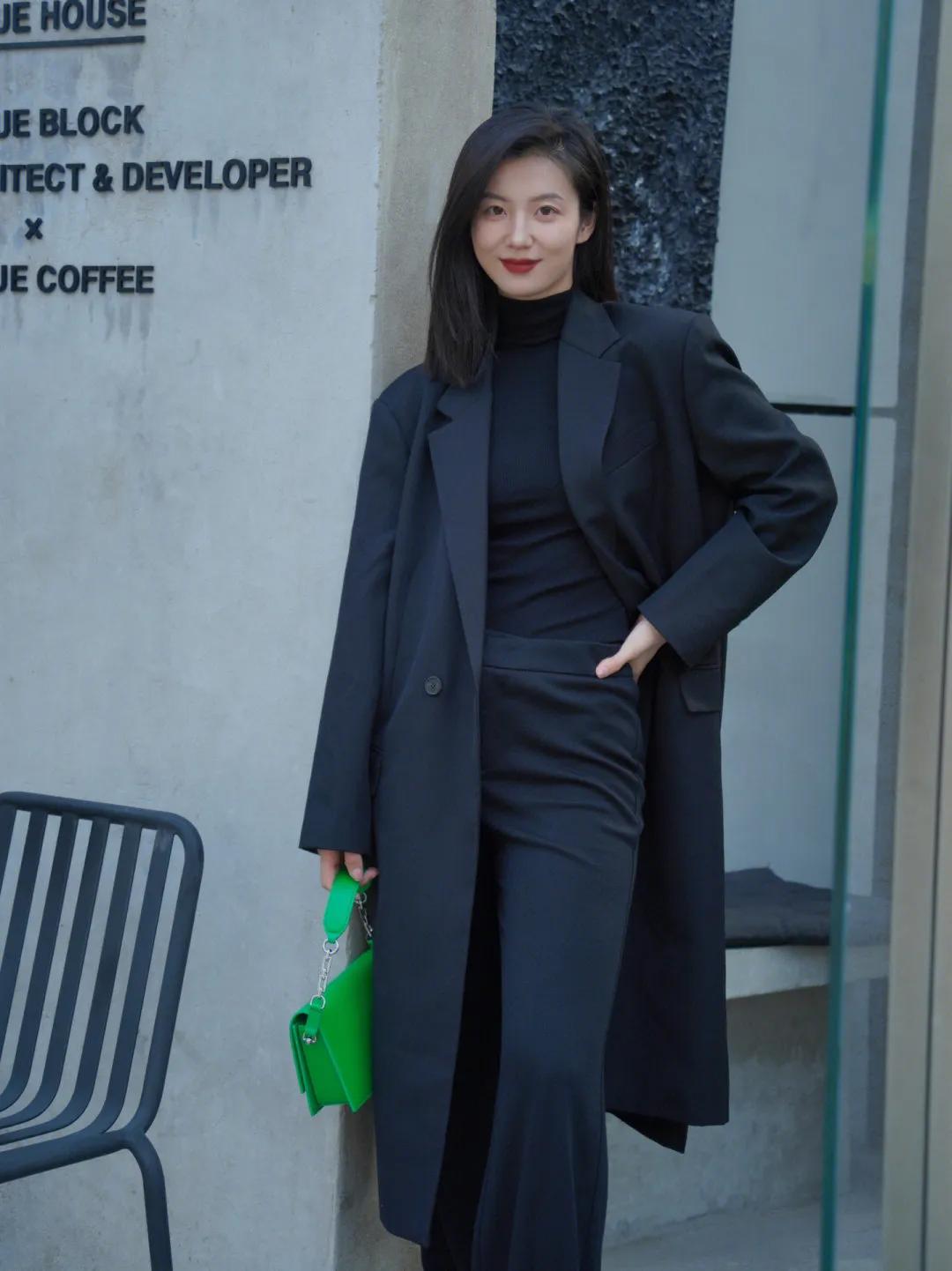 all black textured commuter wear is full of aura - iNEWS