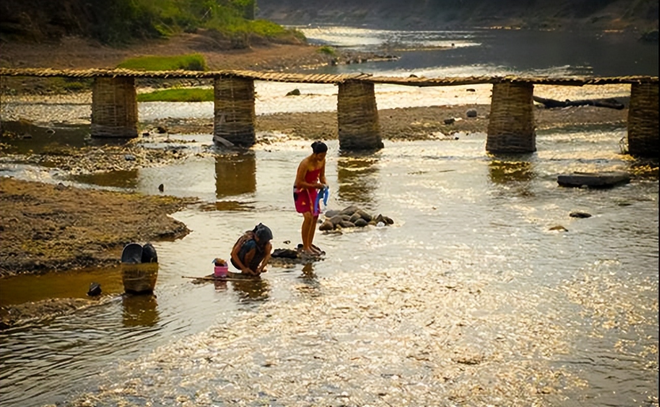 Laos tourism real shot: there are women bathing and washing clothes in ...