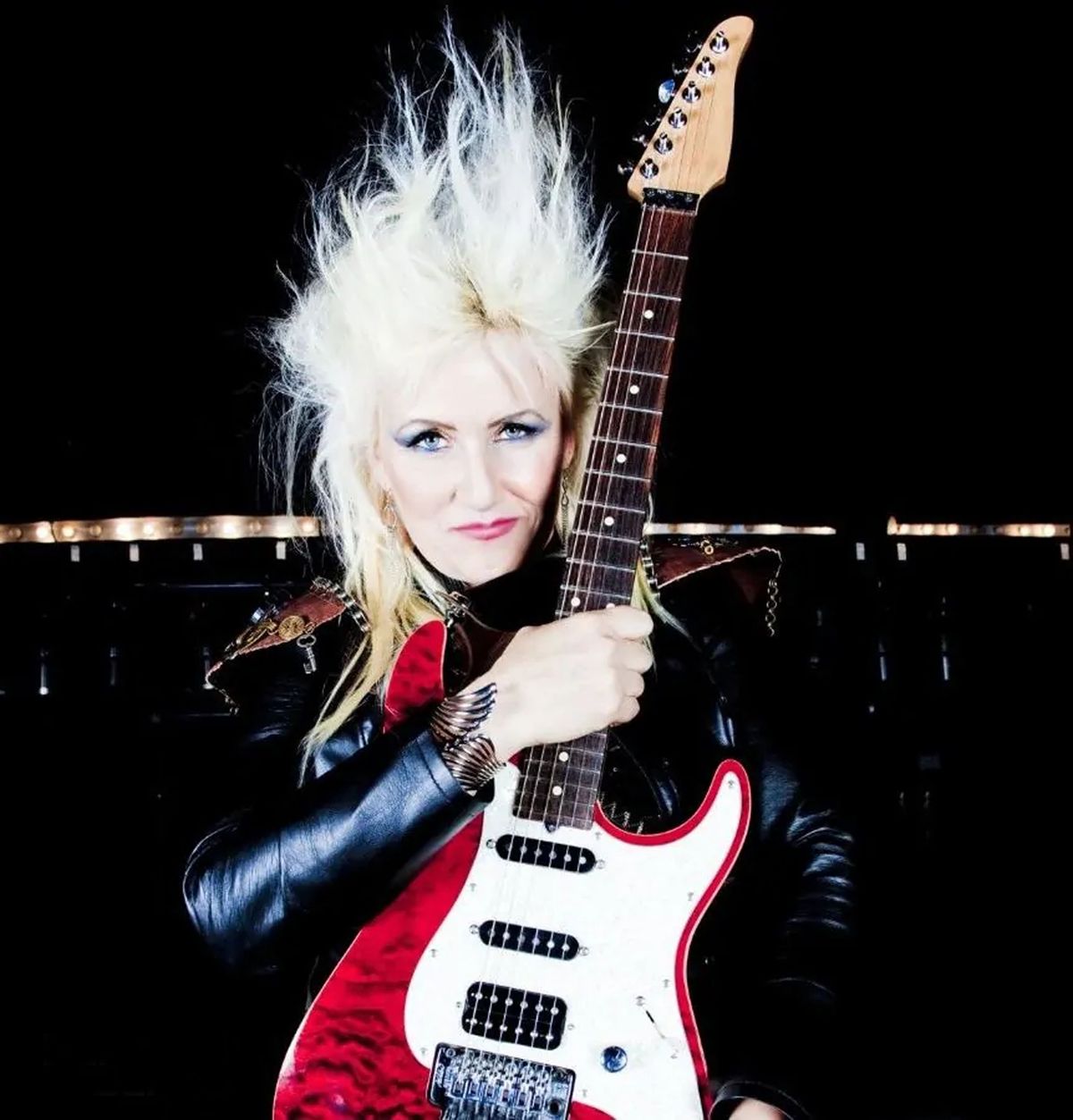 "Michael Jackson"The first female guitarist-Jennifer Patton - iNEWS