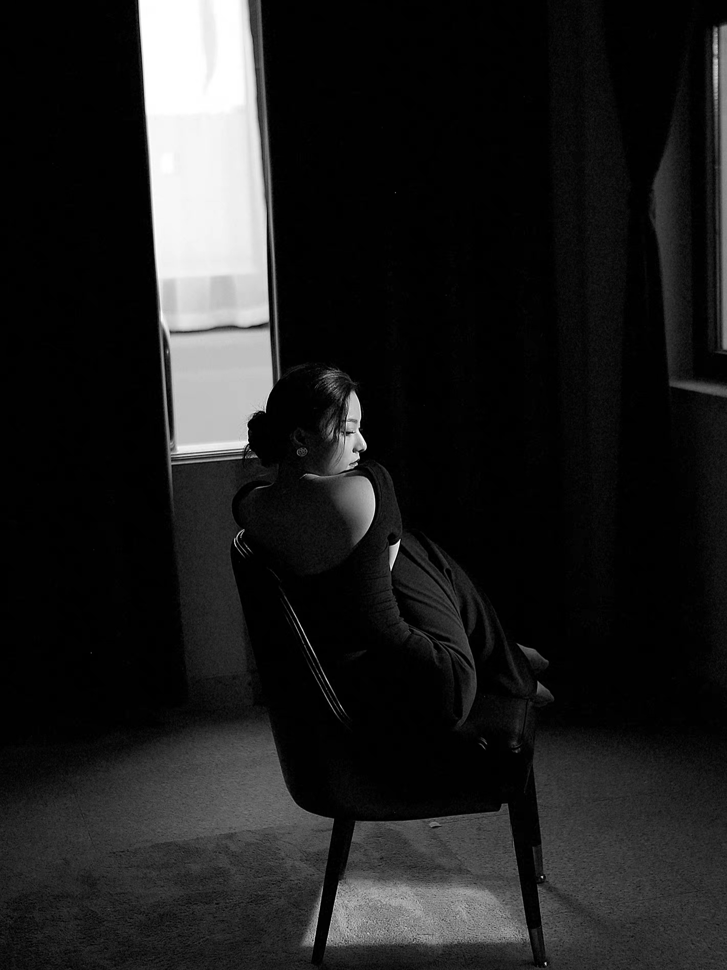 Seated pose for portrait photography (72) - iNEWS