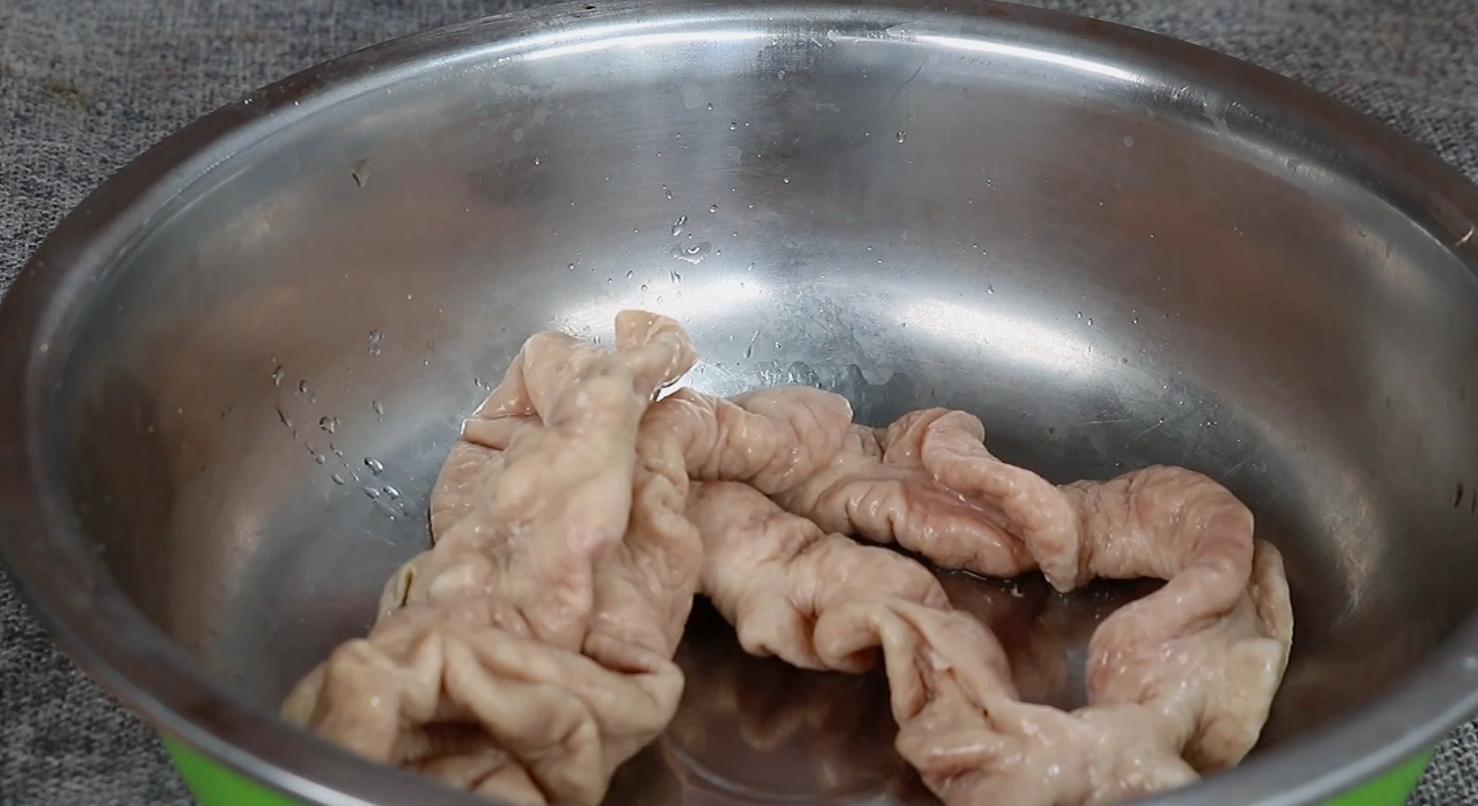 Cleaning the large intestines of fried pigs is the key. Many people put ...