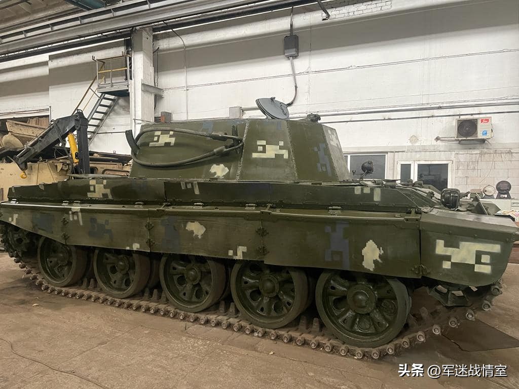 DIY geek heaven! Ukraine Is Turning Captured Russian Main Battle Tanks ...