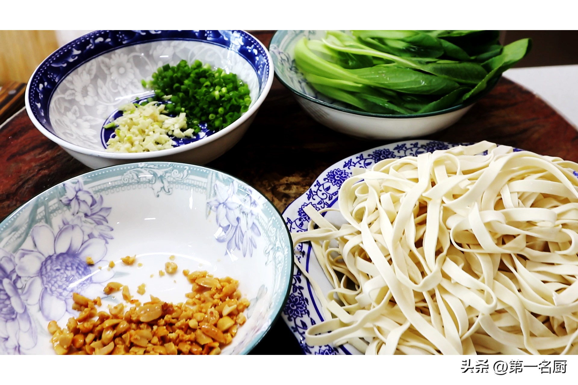 This is the authentic way of splashing noodles with oil. Once boiled ...