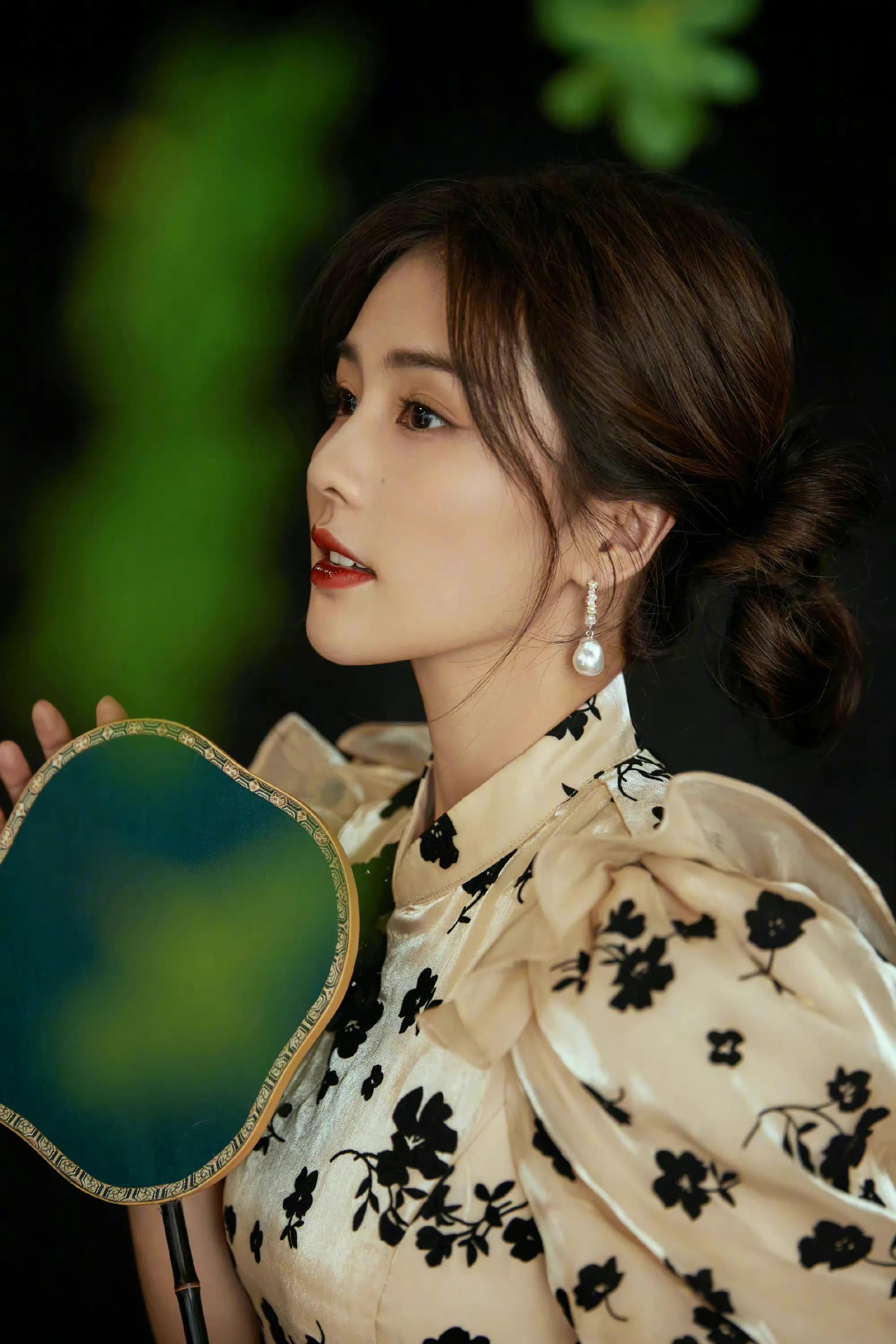 Bailu is too beautiful to wear like this, wearing a black and white ...