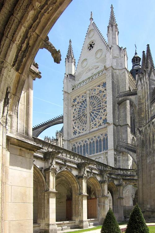 Architecture and Decorative Arts of Medieval French Gothic Churches - iNEWS