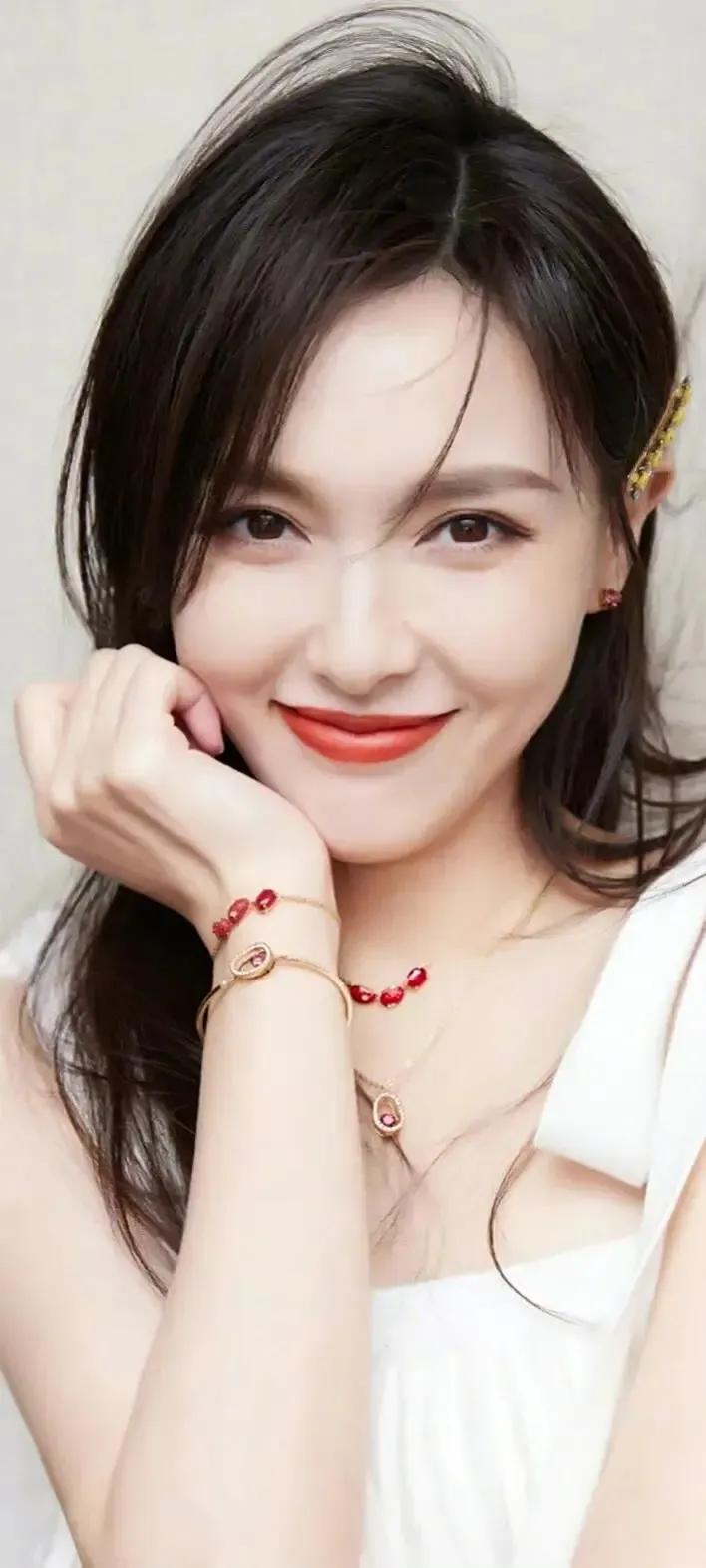 Tang Yan's beautiful picture - iNEWS