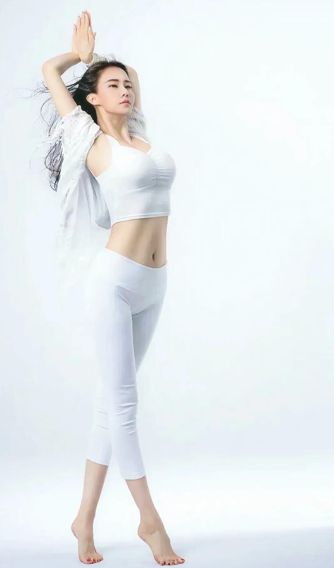 Muqi Miya, a new generation of action actresses, has a perfect figure ...